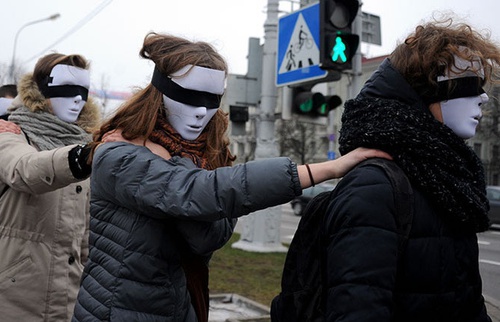“Blind” peolpe's performance draws attention of traffic police and ...